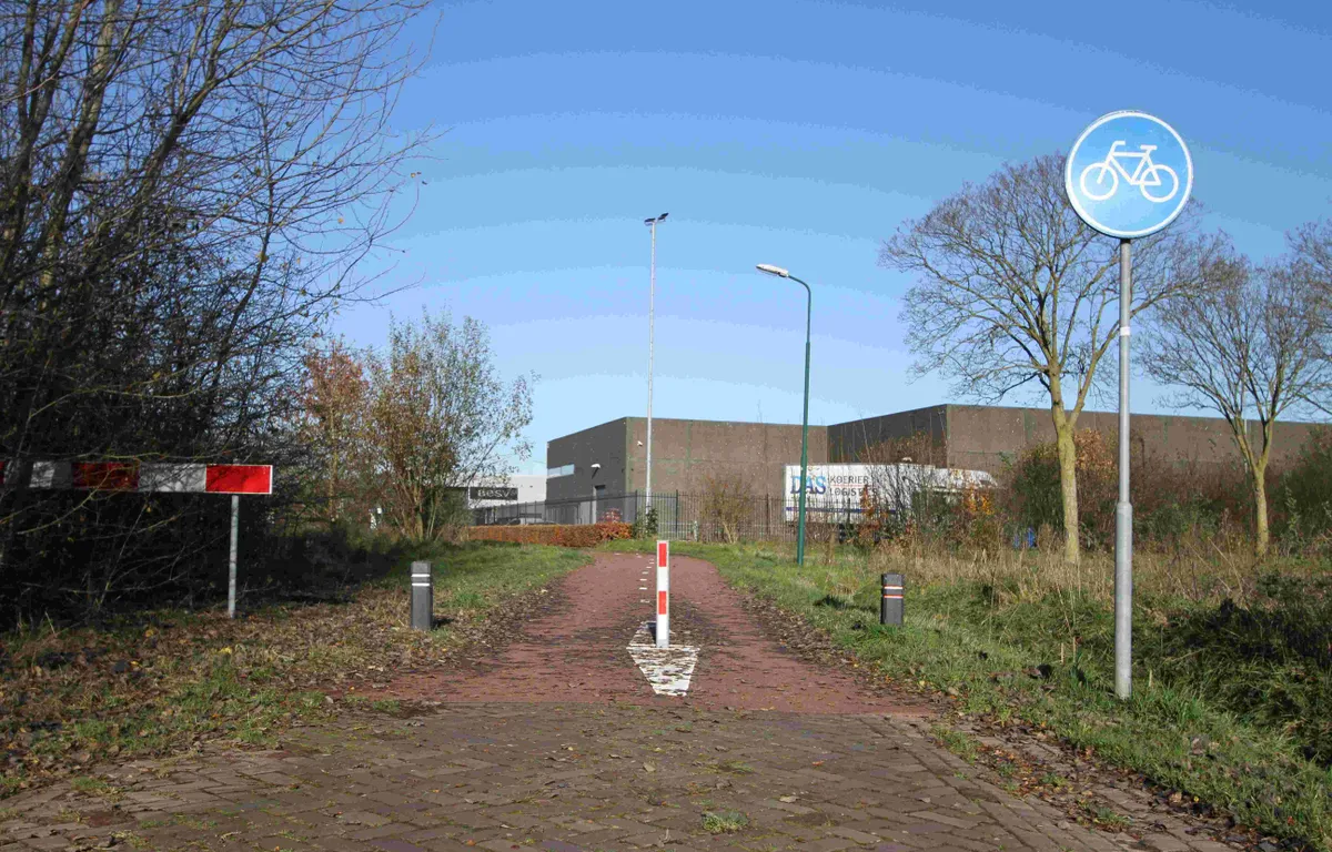 Gemeente start proef met minder paaltjes op fietspaden