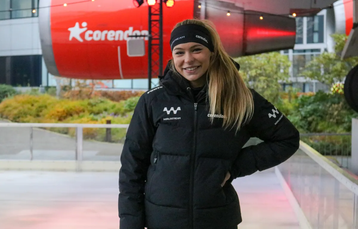 Jutta Leerdam opent ijsbaan onder Boeing 747;