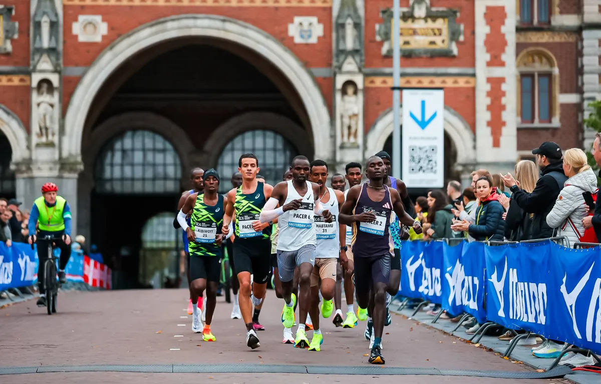 Marathon van Amsterdam mondt uit in Ethiopisch feestje