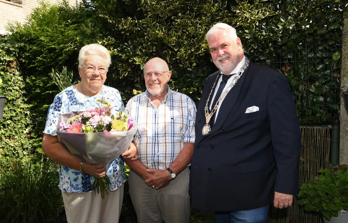Locoburgemeester Frank Spierings feliciteert diamanten bruidspaar ...
