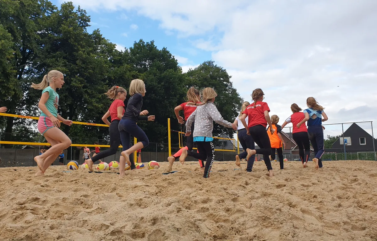 Nederlandse beachvolleybaltop geeft jeugdclinic bij Atak in Waspik