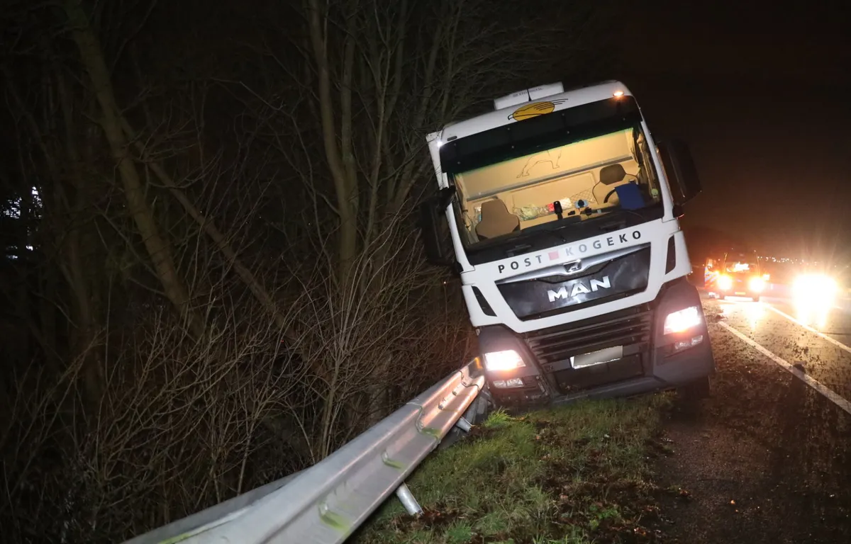 Vrachtwagen wijkt uit voor overstekend dier en raakt van de A59 bij Sprang-Capelle