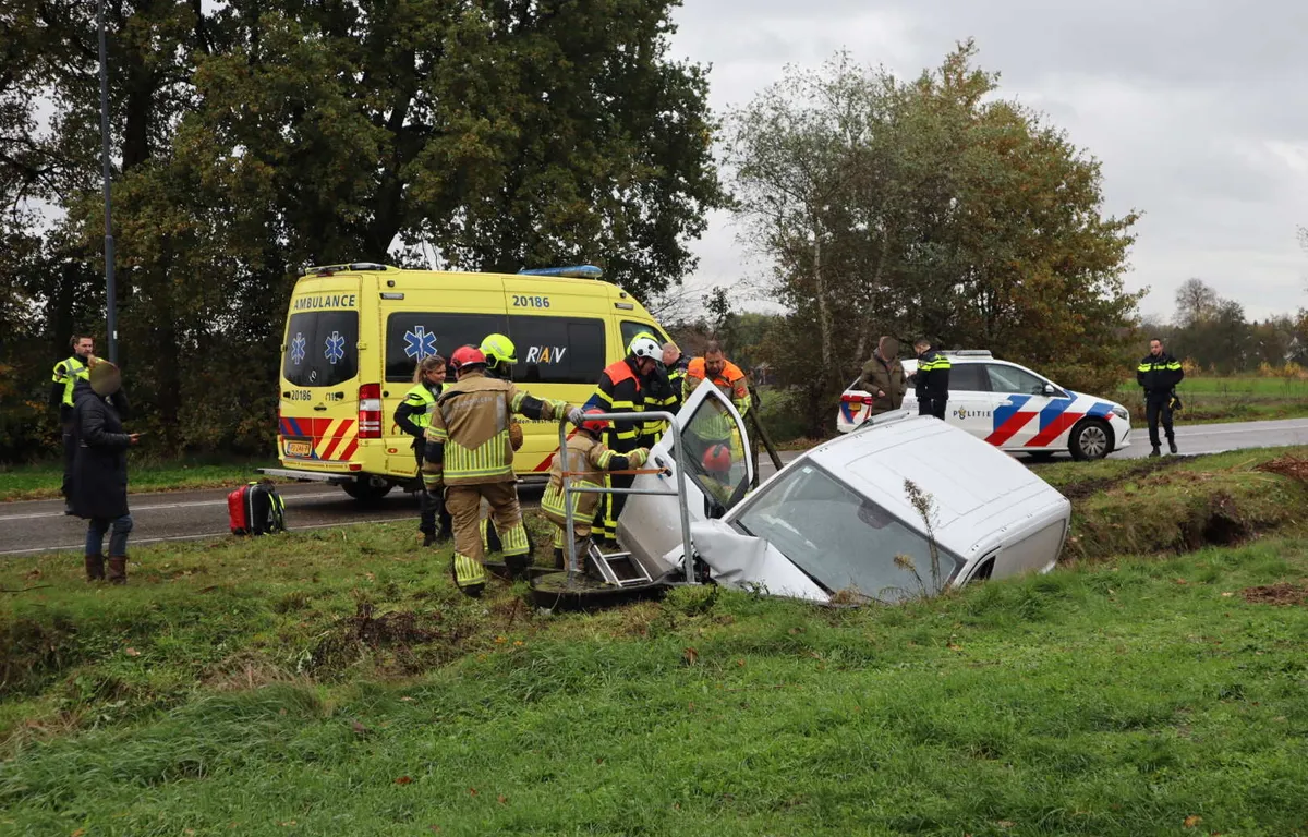 Bestelbus belandt in de sloot Bevrijdingsweg Sprang-Capelle