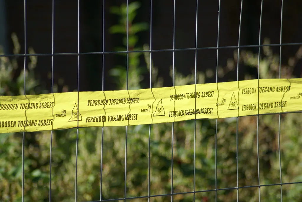 Asbestvragen? Bel of app de Asbesttelefoon
