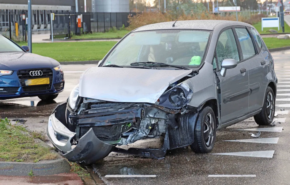 Twee auto’s botsen op elkaar op kruising Pakketweg Waalwijk