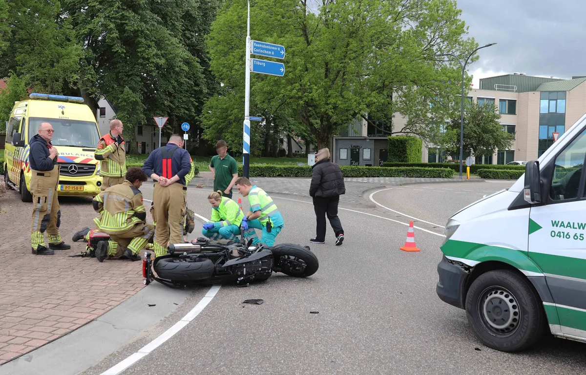 Motorrijder raakt gewond bij botsing met bestelbus rotonde Hertog Janstraat Waalwijk