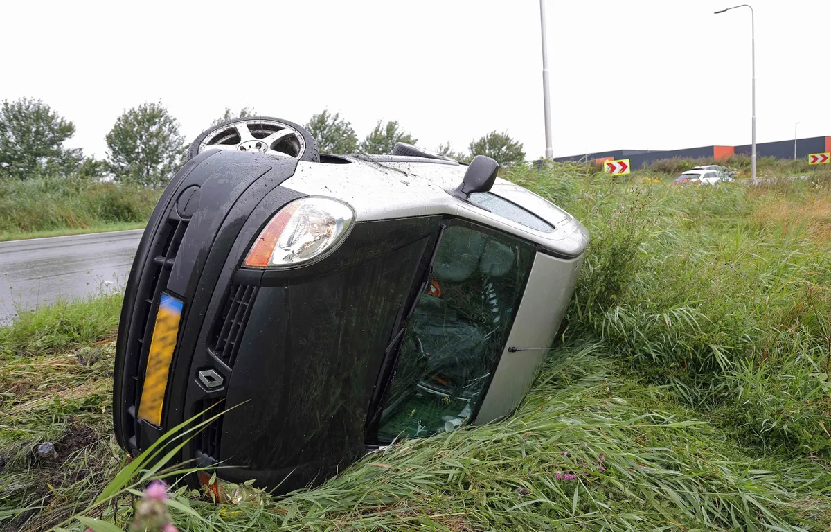 Auto belandt op zijkant in bocht A59 bij Waalwijk: bestuurder ongedeerd