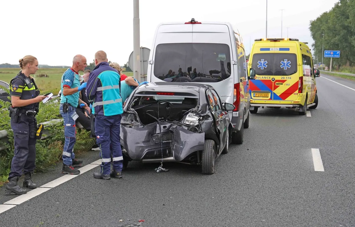 Flinke aanrijding op A59 bij Waalwijk, automobilist gewond naar ziekenhuis