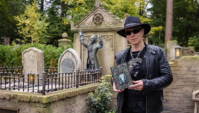 Paul van Loon brengt boek uit over Danse Macabre Paul van Loon brengt boek uit over Danse Macabre