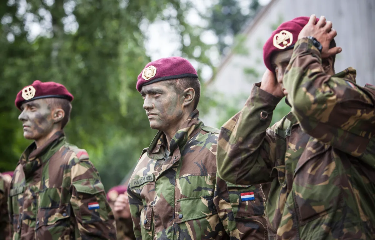 Tentoonstelling rode baret in Airborne museum met Luchtmobile brigade