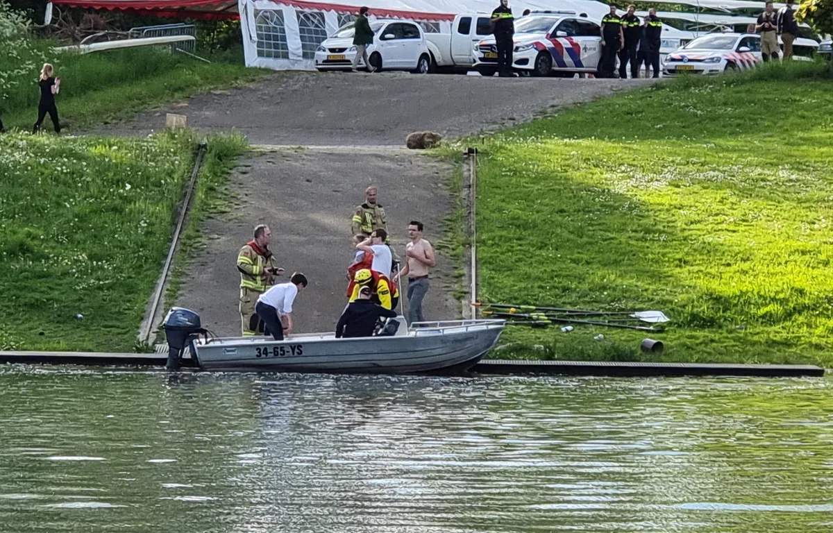 Roeiboot breek in twee na aanvaring grotere boot, vijf roeiers te water