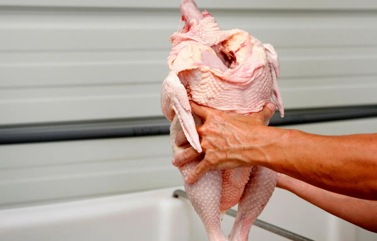 In dit restaurant slacht je zelf de kip die op je bord komt