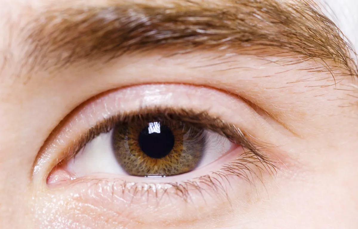 Waarom krijg je grote pupillen (of rode ogen) door drugs?