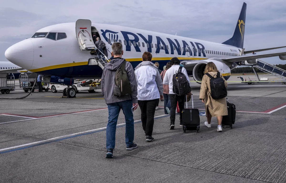 Een vliegticket wordt fors duurder, maar gaan we dan ook minder vliegen? Een vliegticket wordt fors duurder, maar gaan we dan ook minder vliegen?