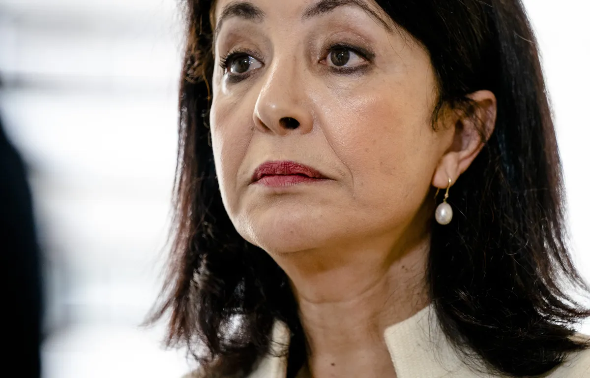 Khadija Arib (PvdA) verlaat boos de Tweede Kamer