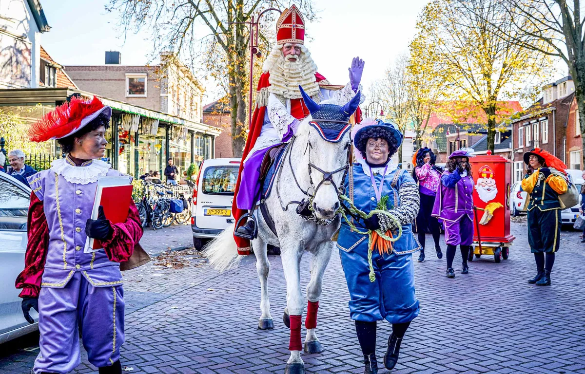 Hondenweer tijdens de intocht voor Sint, Pieten en paard Ozosnel