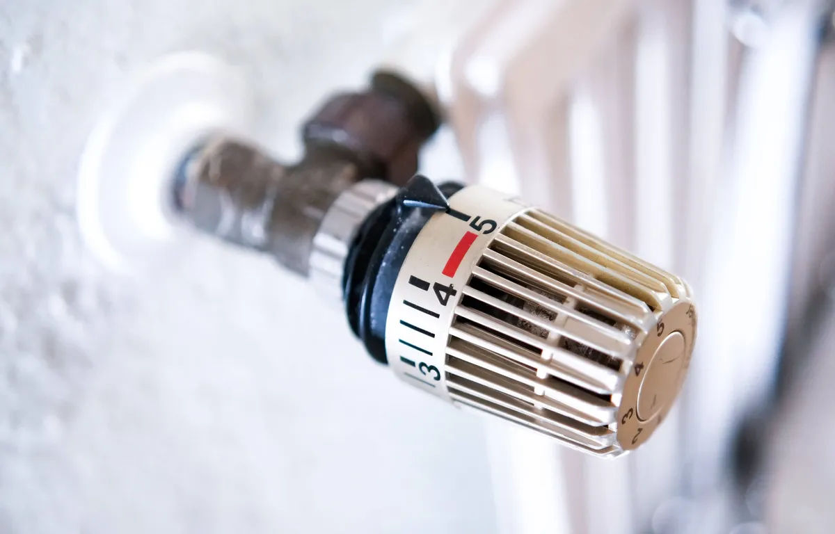 Hoor je een tikkend geluid of blijft de radiator bovenaan koud? Zo ontlucht je de verwarming in ...