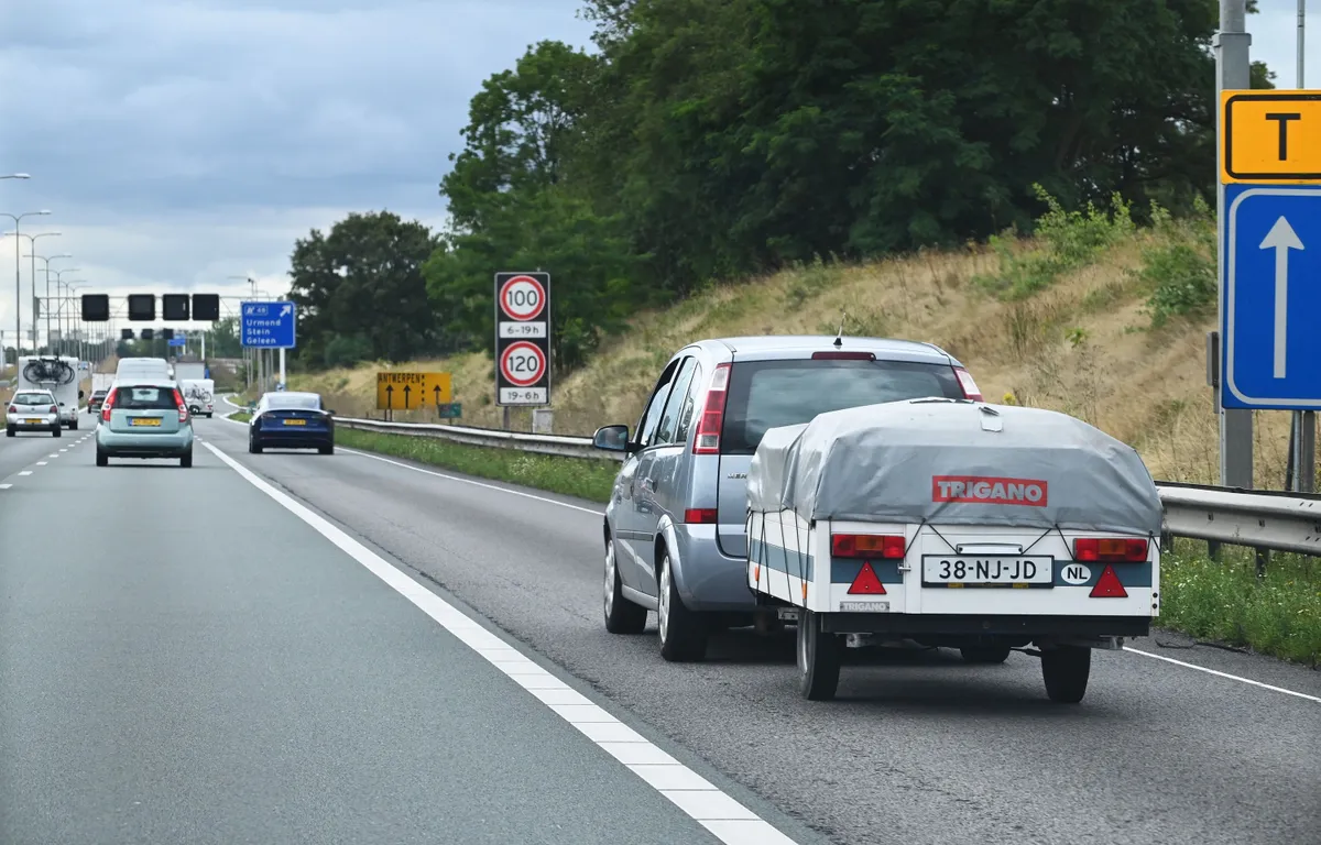 Mag je op de linkerbanen van de snelweg rijden met een aanhanger?