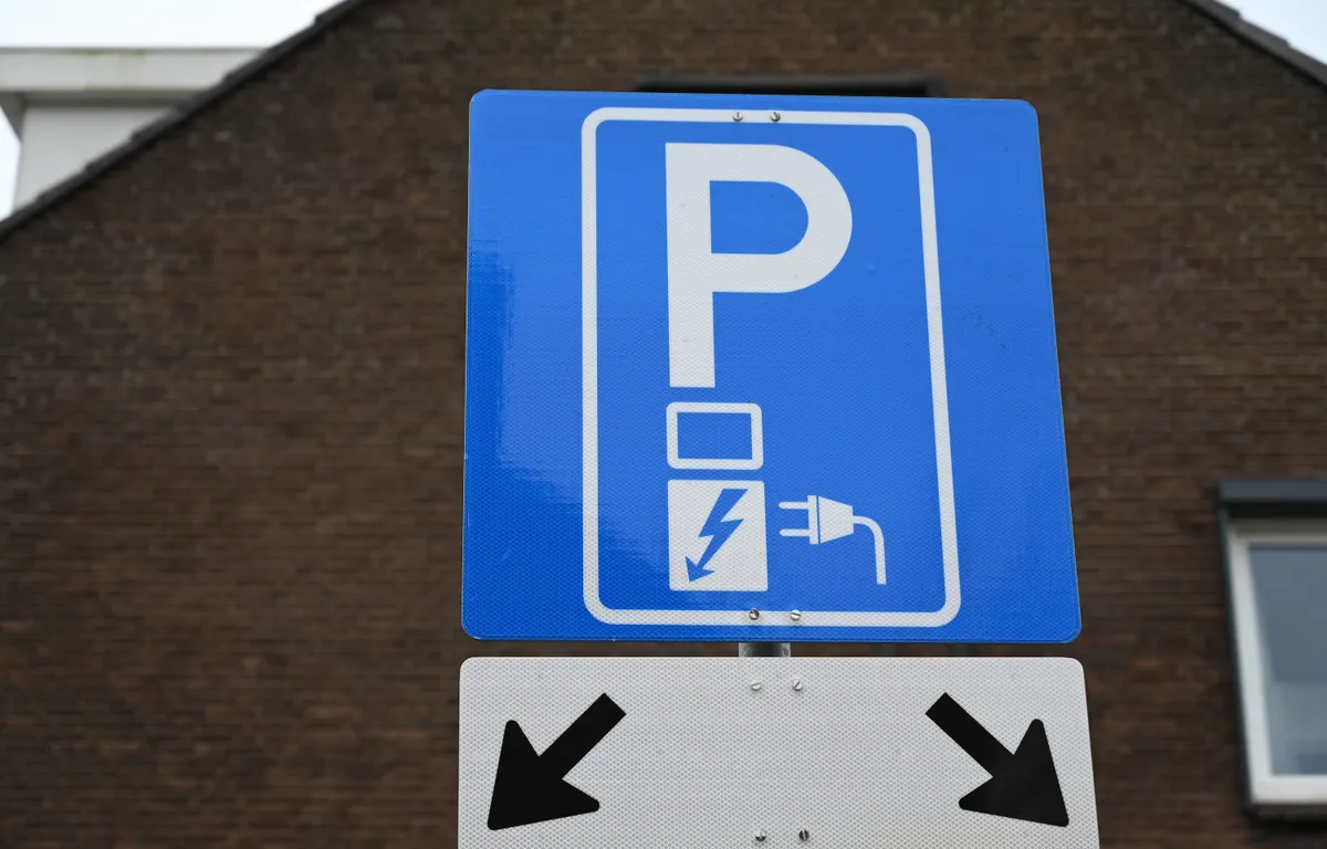 Mag je met een benzineauto parkeren bij een laadpaal?