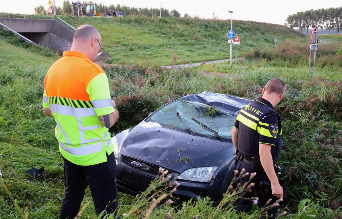 Auto rolt het talud af en belandt op de kop, inzittenden gevlucht in ...
