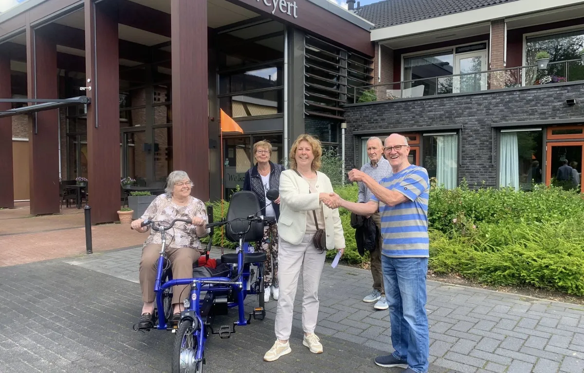 Nieuwe duofiets voor De Weyert in Dwingeloo Nieuwe duofiets voor De Weyert in Dwingeloo