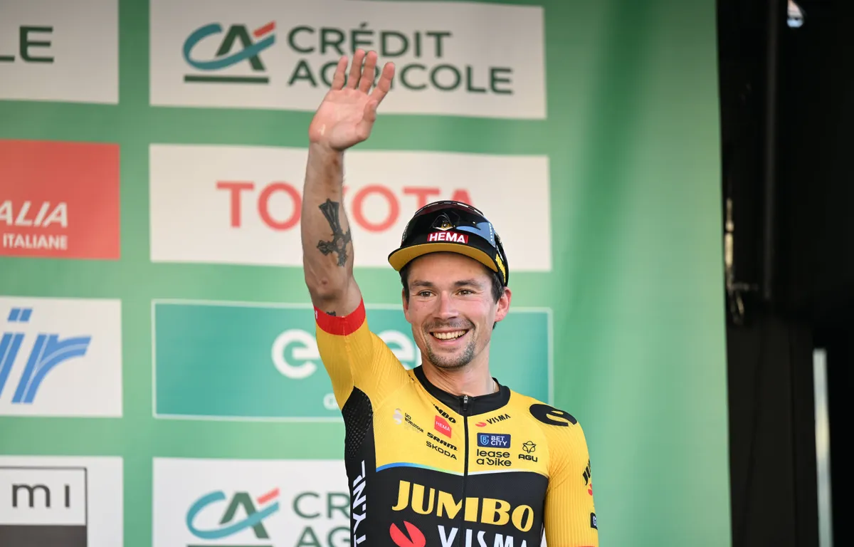 Eerste blik op Primoz Roglic met zijn BORA - hansgrohe teamgenoten op ...