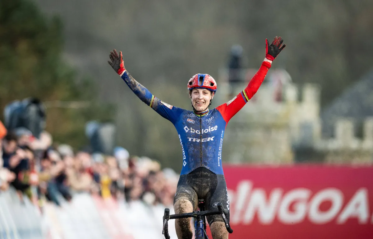 De uitblinkende Lucinda Brand knokt zich ondanks gebroken neus naar de ...