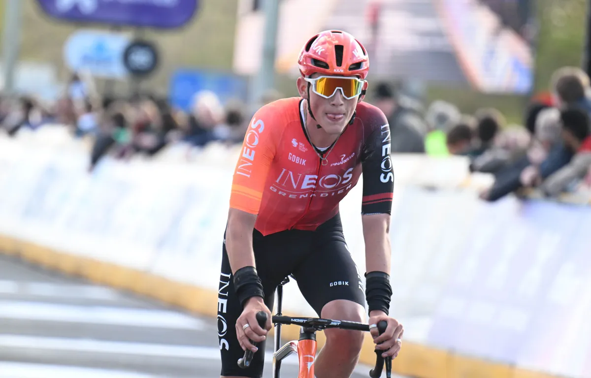 VIDEO: Joshua Tarling gediskwalificeerd uit Parijs-Roubaix na 'plakbidon'