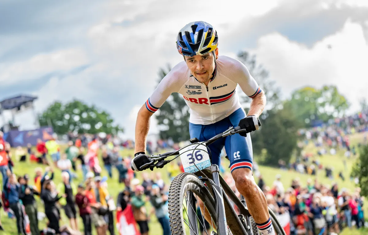 "Ze vullen elkaar aan" - Tom Pidcock voegt een week voor de Tour de ...