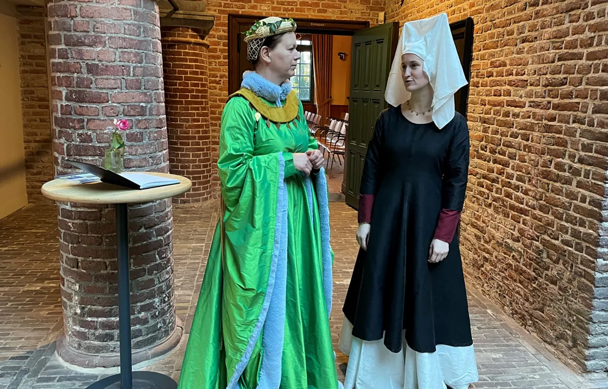 Modeshow van middeleeuwse kledij in Kasteel Wijchen