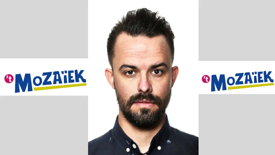 Comedian Tim Hartog in de Huiskamer van Theater ‘t Mozaïek in Wijchen