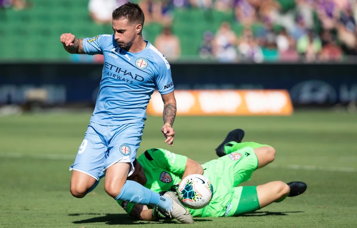 [Video] Derby loopt uit de hand, keeper krijgt metalen bak met vuurwerk ...