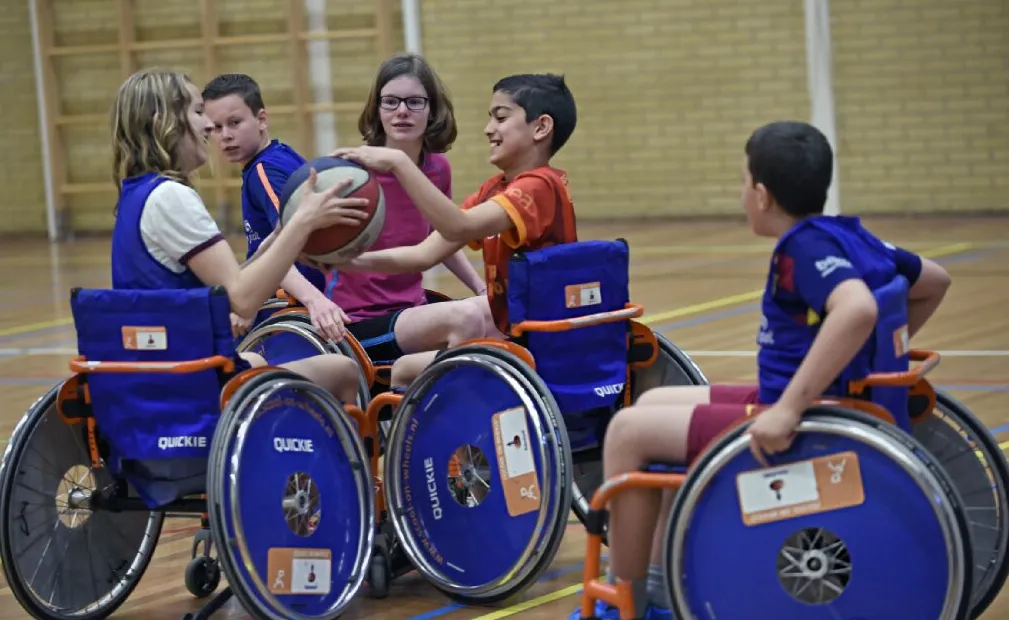 Groep 8 van De Spiegel krijgt clinic van (S)Cool on Wheels