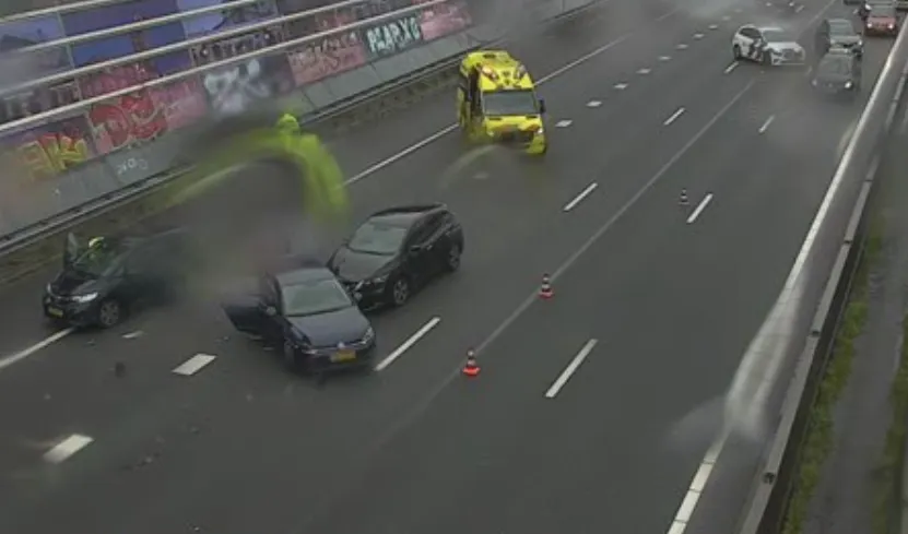 File op A10 na ongeluk bij knooppunt Nieuwe Meer