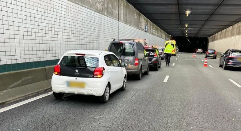 Dertien auto's op elkaar in de Zeeburgertunnel