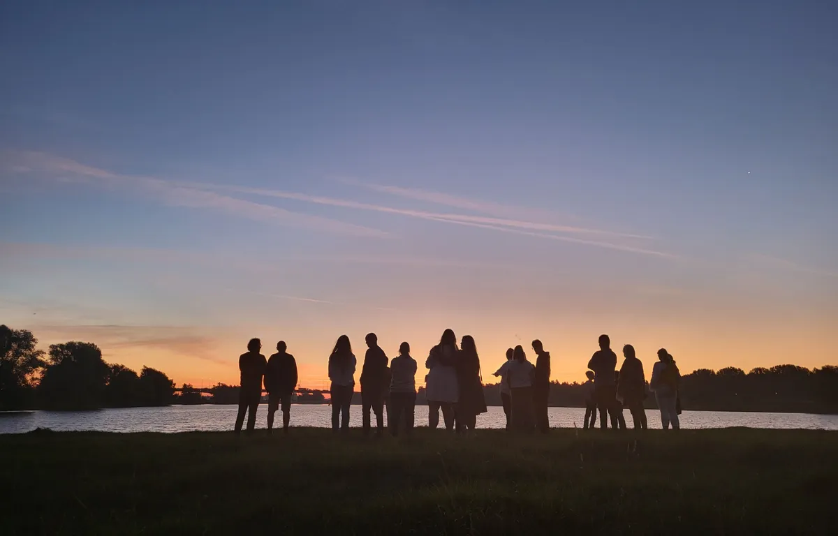 Samen wandelen en stil staan bij zelfmoord(preventie) tijdens Walk into ...