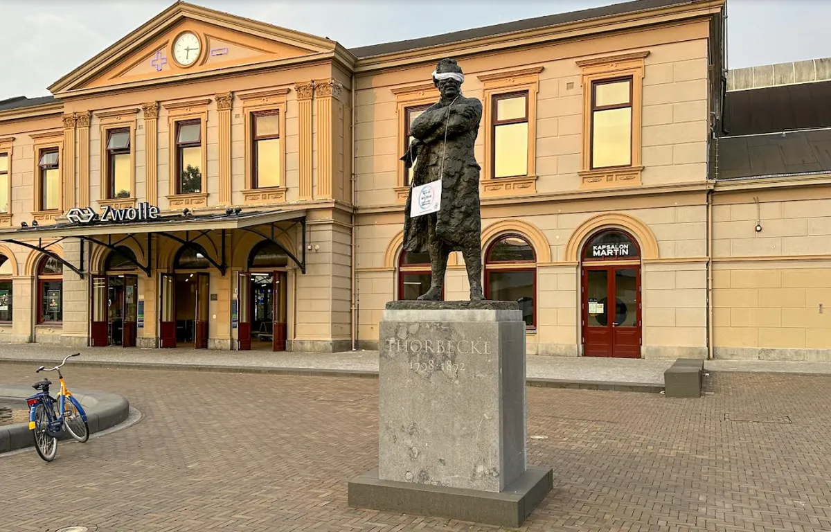 Statue Sunday: Scientist en Extinction Rebellion in actie om Zwolse ...