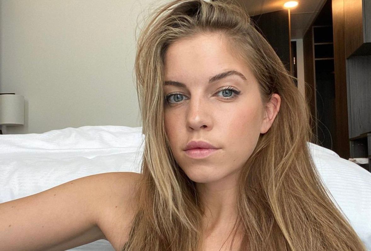 ‘Familie’-actrice Bab Buelens lanceert eigen bikini-collectie en de ...