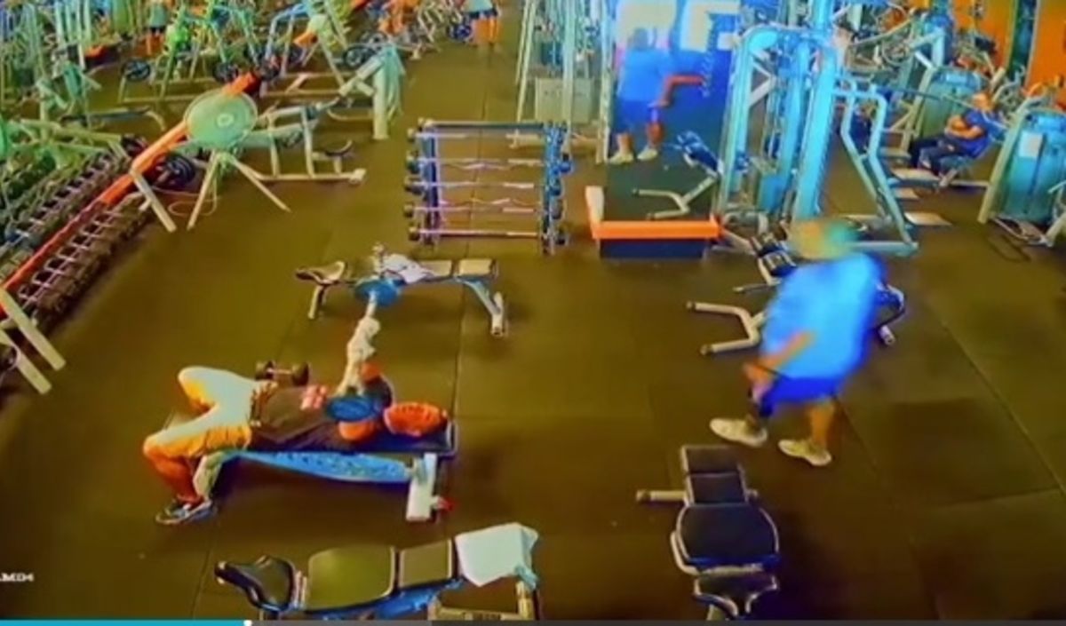 Hallucinante beelden: 60 hechtingen voor fitnesser nadat gek op hem ...