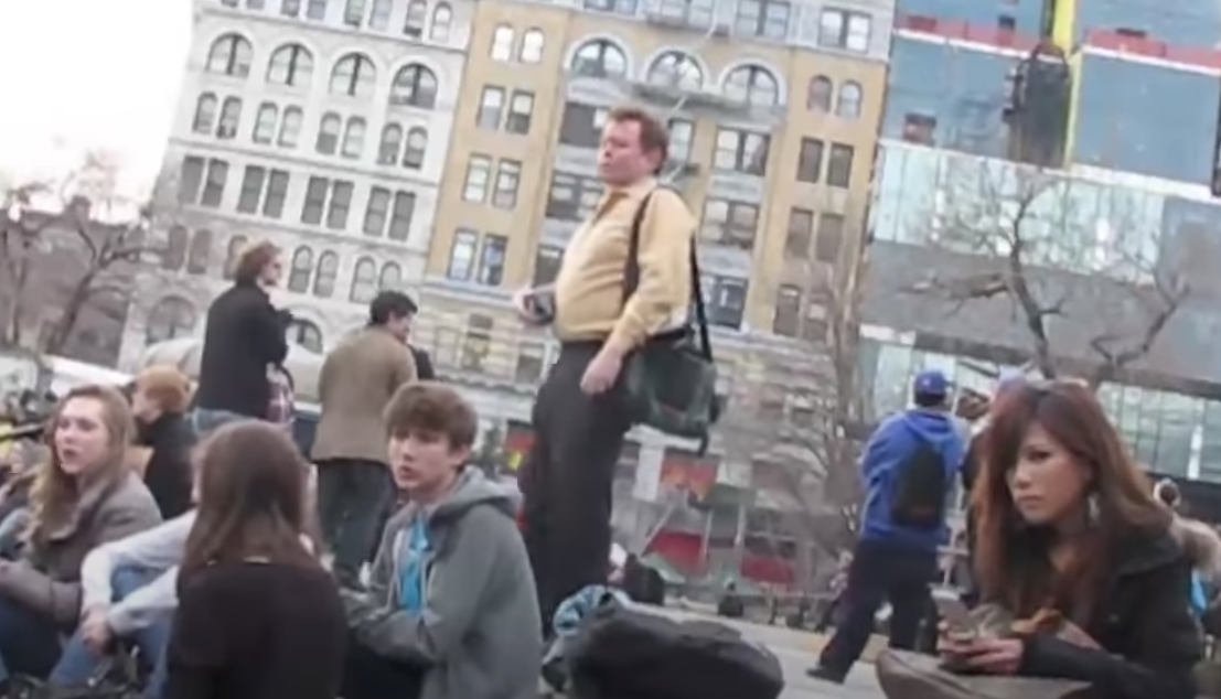 Vetzak wordt betrapt terwijl hij stiekem kinderen aan het filmen en ...