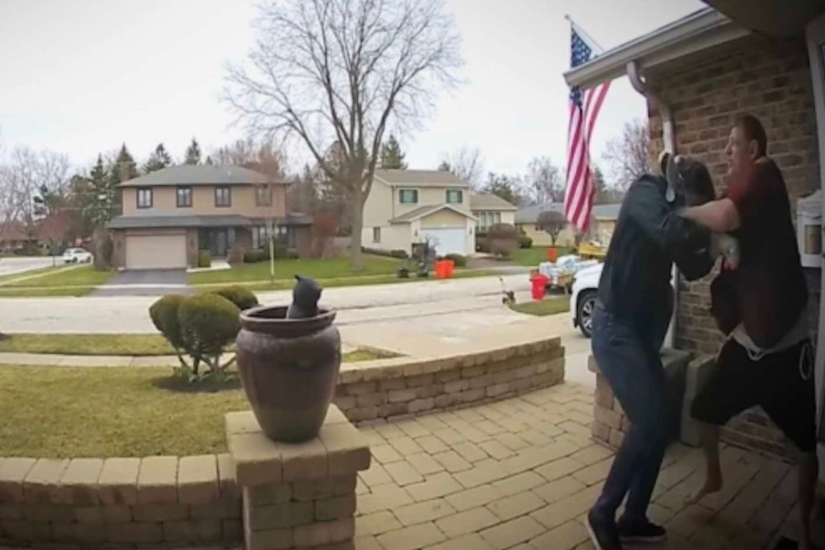 Man en gezin worden overvallen in eigen huis, maar hij maakt keihard ...