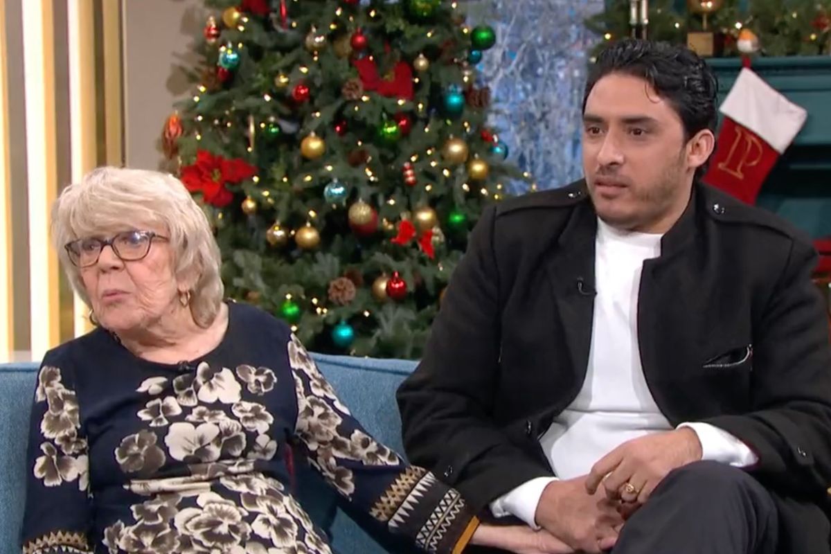 Jarige Oma Dolgelukkig Nadat Ze Eindelijk Visum Voor Jarige Vriend Heeft Liefde Overwint