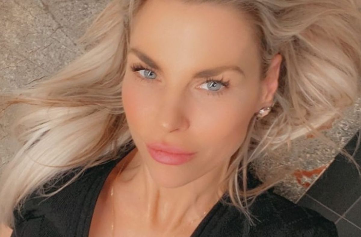 Tanja Dexters pakt uit met imponerende zwembadfoto in badpak en 'boezem groter dan haar zonnebril'