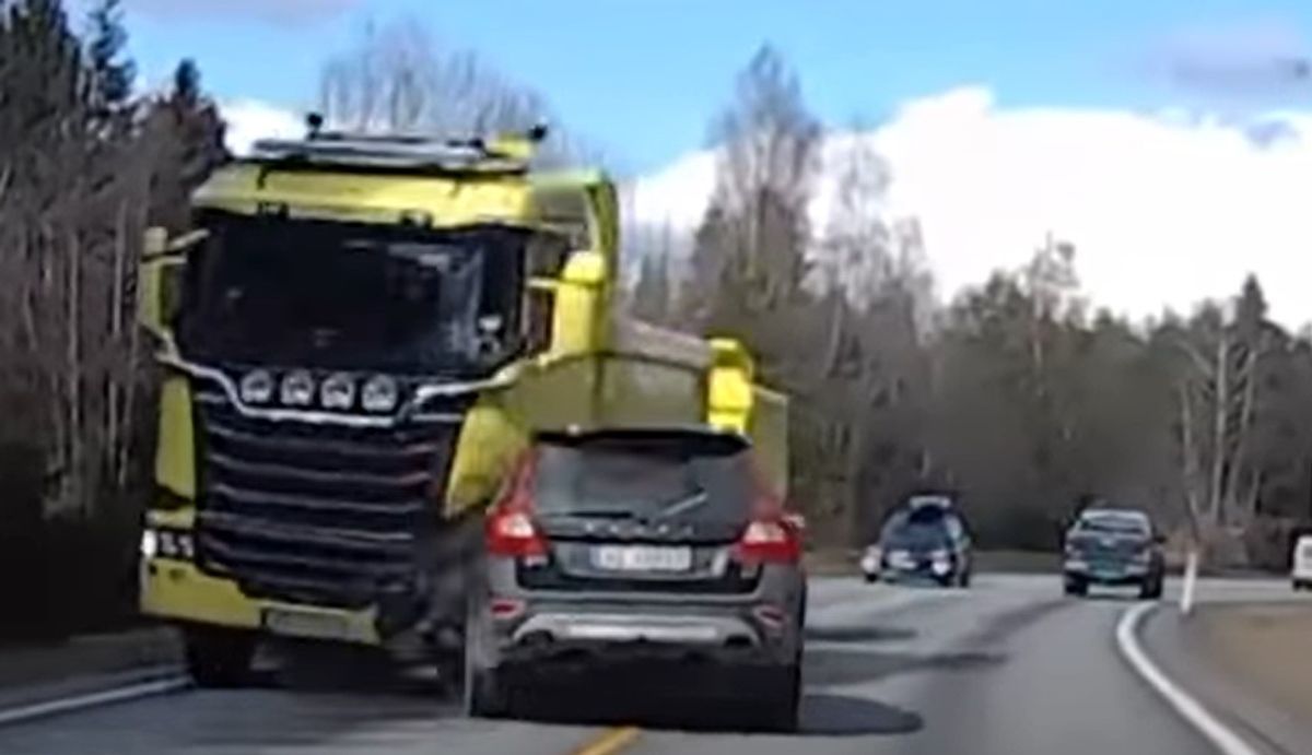 Heftige beelden van dashcam tonen frontale botsing tussen Volvo en vrachtwagen