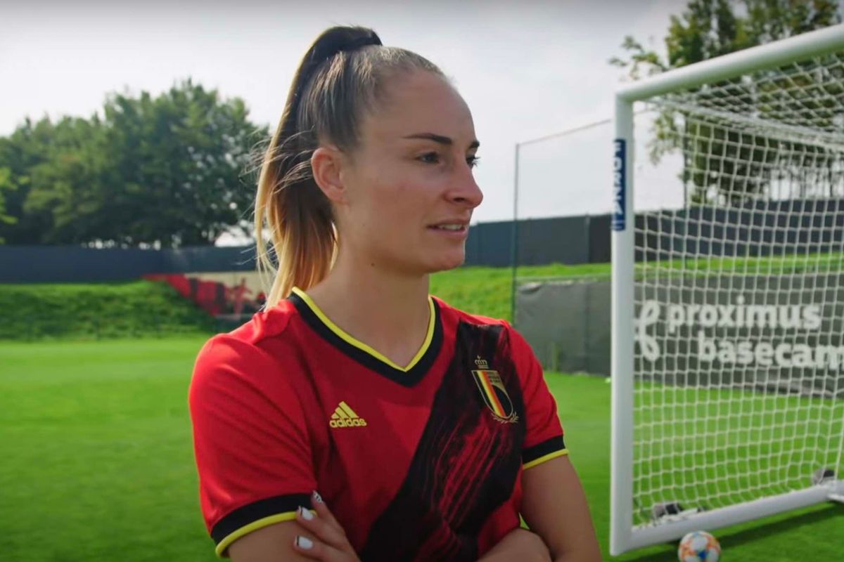 Beste Belgische voetbalster en Red Flame Tessa Wullaert toont haar ...
