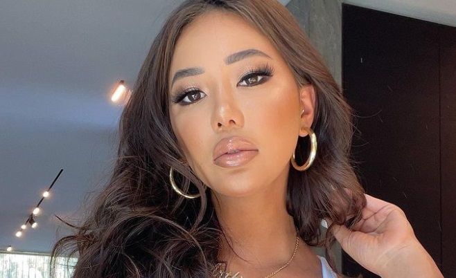 Onlyfans Babe Verzwijgt Job Voor Ouders Maar Dan Stuurt Fan