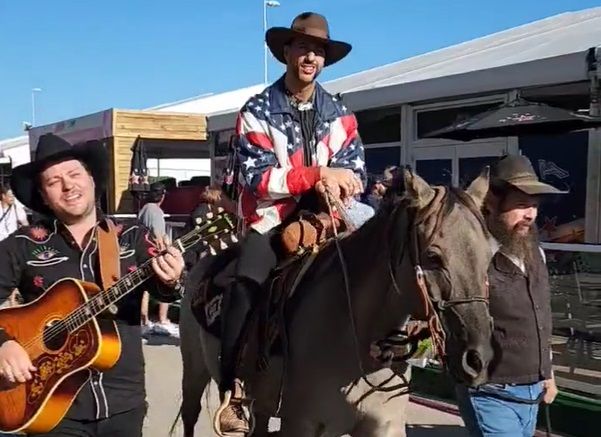 Daniel Ricciardo maakt coolste Formule 1-entree ooit als cowboy in Austin