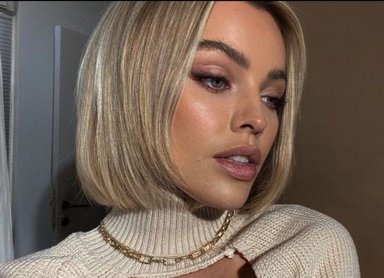 Zwangere Vlaamse DJ-babe Lotte Feyen poseert in haar geboortekostuum ...