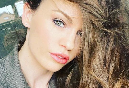 Vlaams OnlyFans-model Kim gooit nog eens uiterst pikante foto's te grabbel