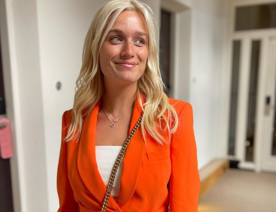 Julie Vermeire poseert in knalroze bikini en wordt de 'Margot Robbie ...